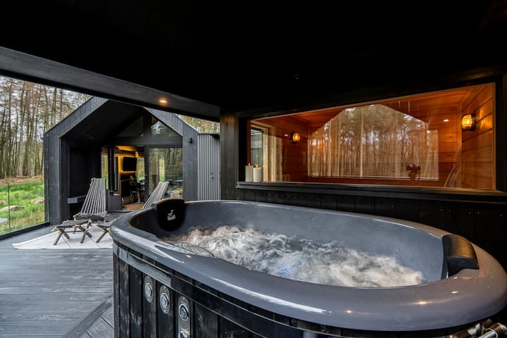 Black Cabin Retreat With Hot Tub And Sauna - Lancashire
