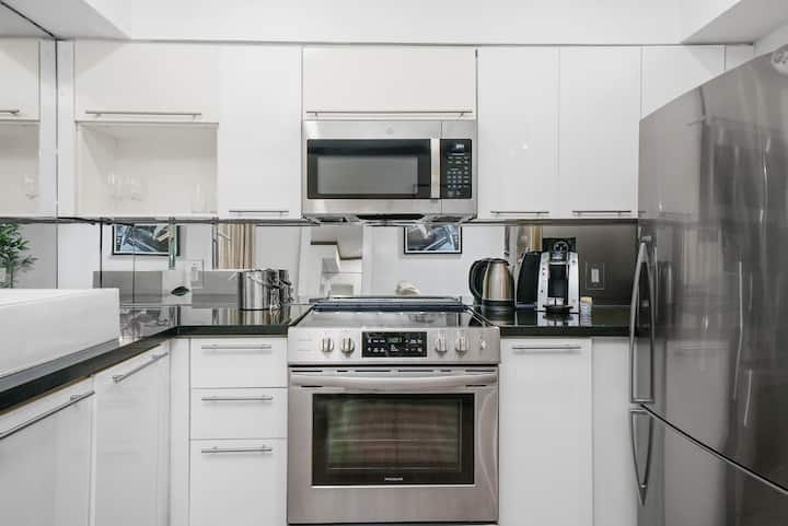 Stylish Miami Beach King Suite | Sleeps 4 - Miami Beach, FL