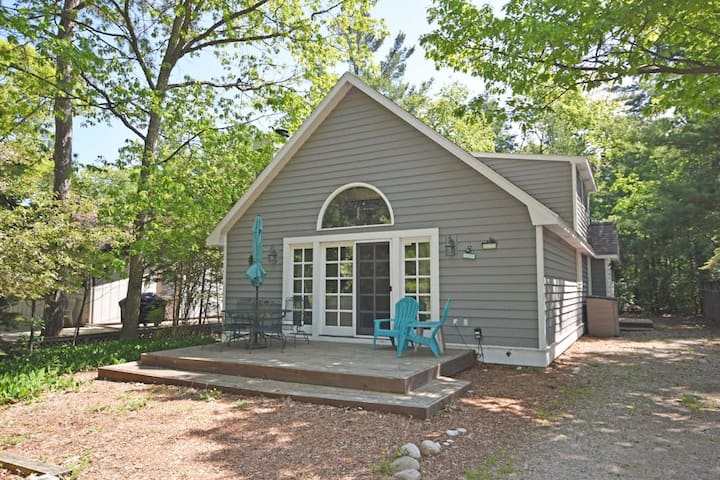 Charming Lakeside Gem: Fireplace, Ac & Grill - Glen Arbor, MI