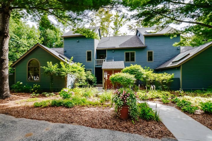Alpine Escape: Walk To Lifts & Golf Course - Thompsonville, MI