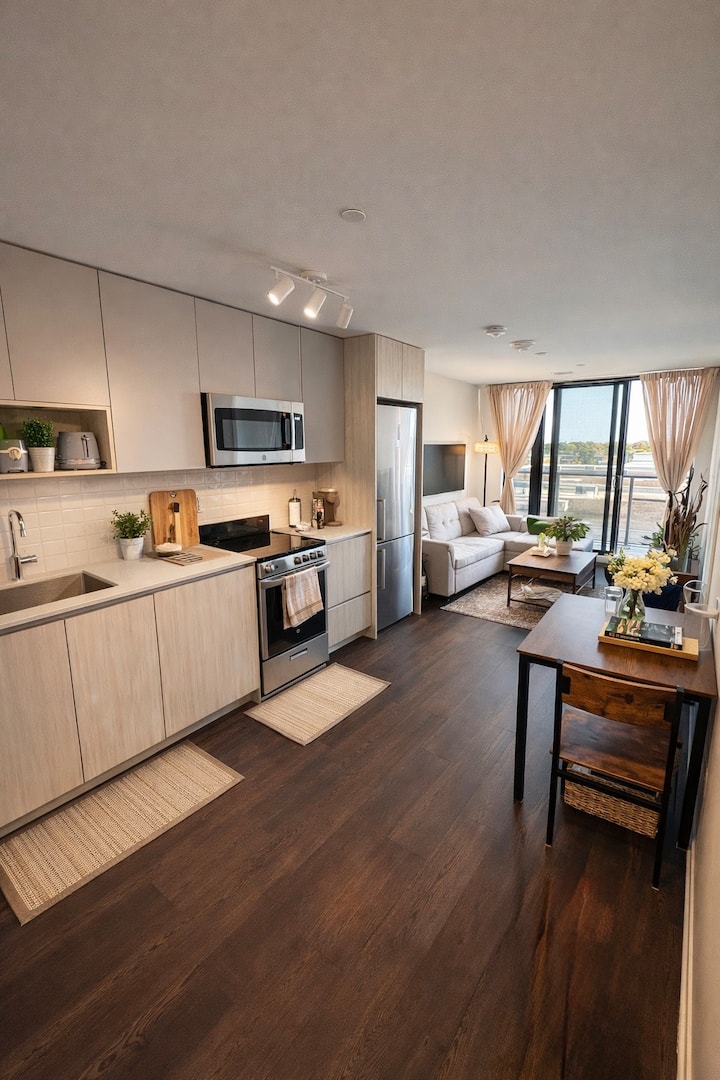 Modern 2br/2ba Condo Near Downtown, Airport & Bmo - Toronto, ON
