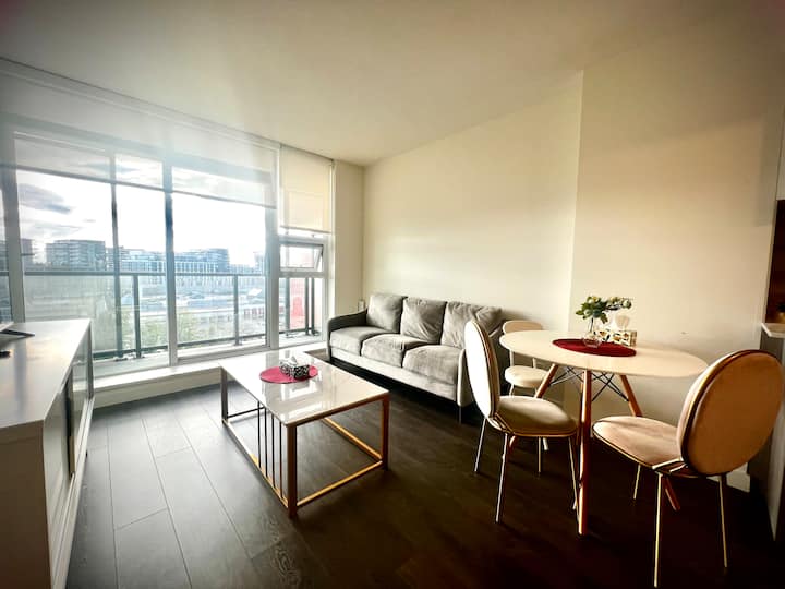 Modern & Convenient 1b1b Near Oakridge & Skytrain - Vancouver