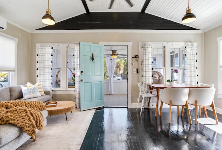 Escape To The Sunshine Cottage - St. Petersburg, FL