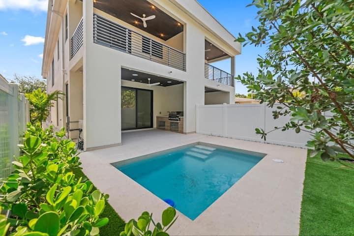 Jungle Themed Home With Pool Near Port - Fort Lauderdale, FL