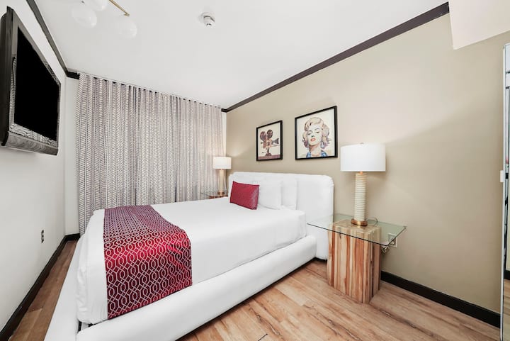 2br Suite In The Heart Of Collins Ave - Miami Beach, FL