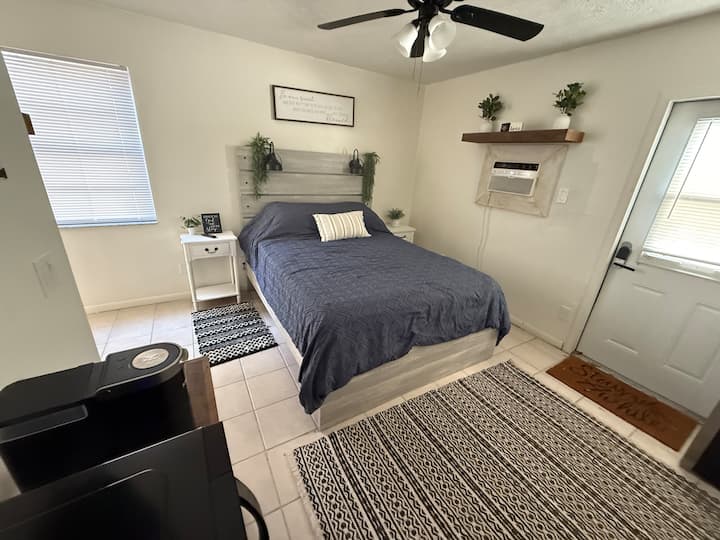 Pine Ave Secluded Studio Historic Downtown Stuart - Stuart, FL