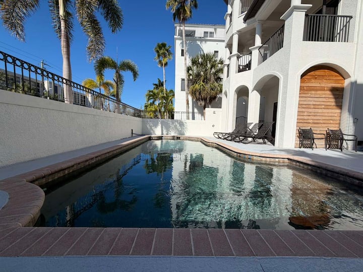 Siesta Key Dream 100 Ft Walk To Beach - Siesta Key, FL