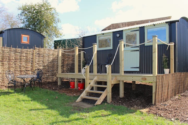Cosy Shepherd Hut With Fire Pit & Views - Bewdley