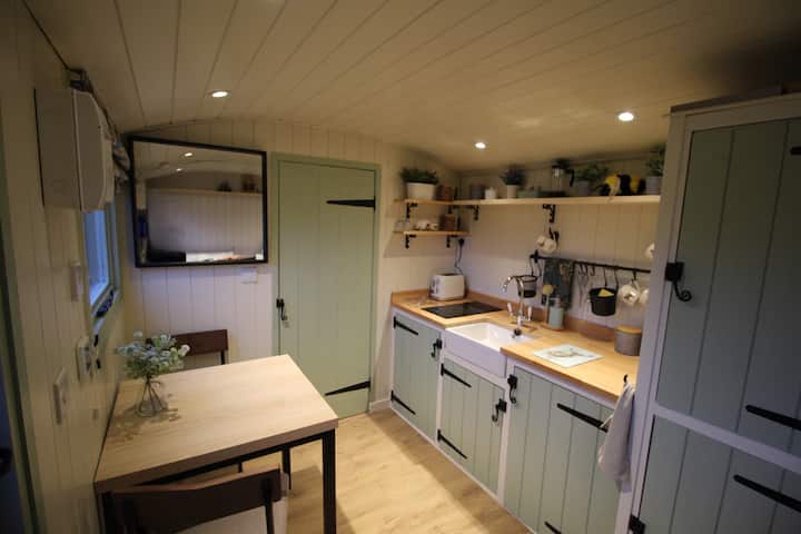 Cosy Shepherd Hut With Fire Pit & Views - Bewdley