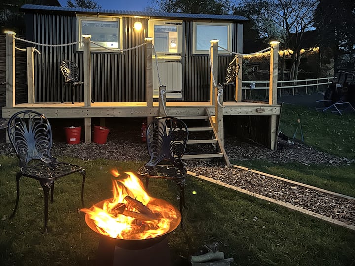 Cosy Shepherd Hut With Fire Pit & Views - Worcestershire