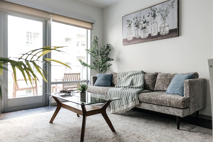 Spacious 2br In Hollywood With Parking, Gym, Pool - West Hollywood