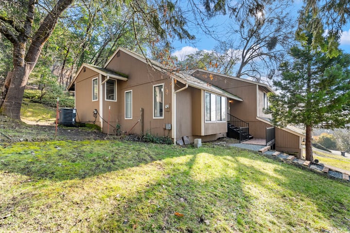 Two Living Spaces • Private Downstairs Suite - Grants Pass, OR