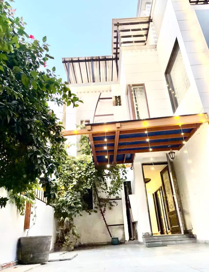 Luxe Bungalow Palam Vihar - Delhi