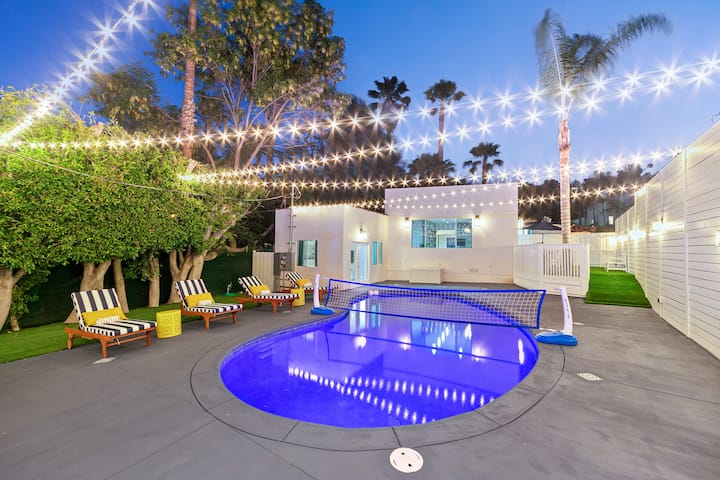Eventful Pool House Steps From Universal Studios - Beverly Hills, CA