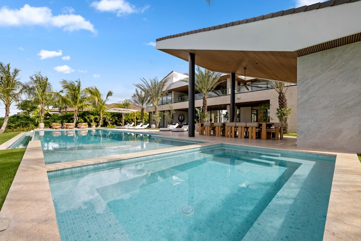 Stunning New 6br Home Overlooking The Golf Course - La Romana