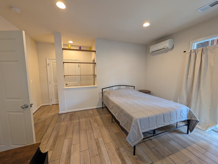 Private Bedroom With Attached Bathroom. - Stafford, VA