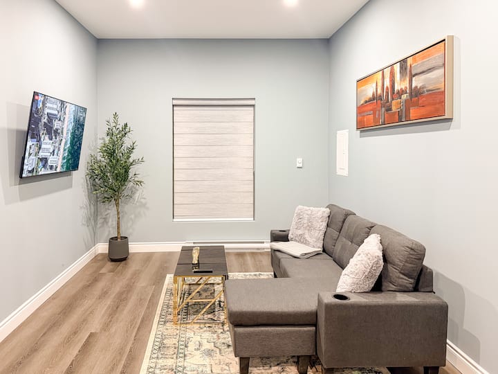 Soundproof Luxury 1br Retreat | Parking | Balcony - London
