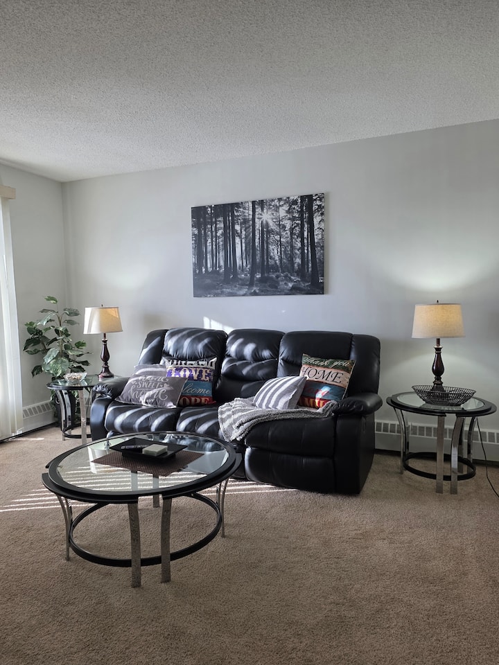 Cozy Townhome With Courtyard And Private Balcony - Red Deer