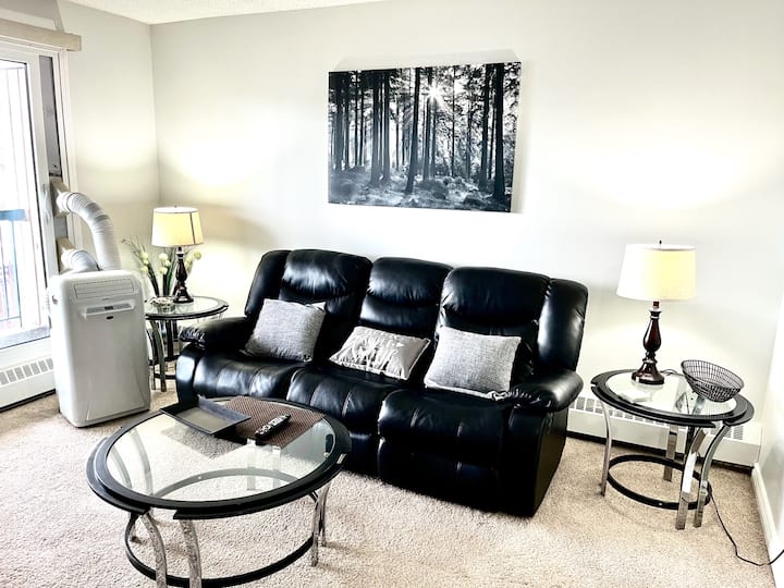 Cozy Townhome With Courtyard And Private Balcony - Red Deer