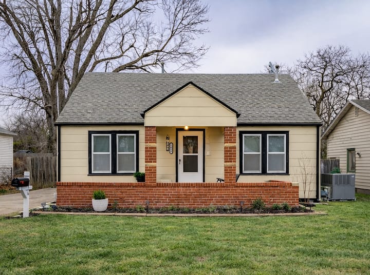Cute 2br Home With A Fire Pit & Tiny Home - Wichita