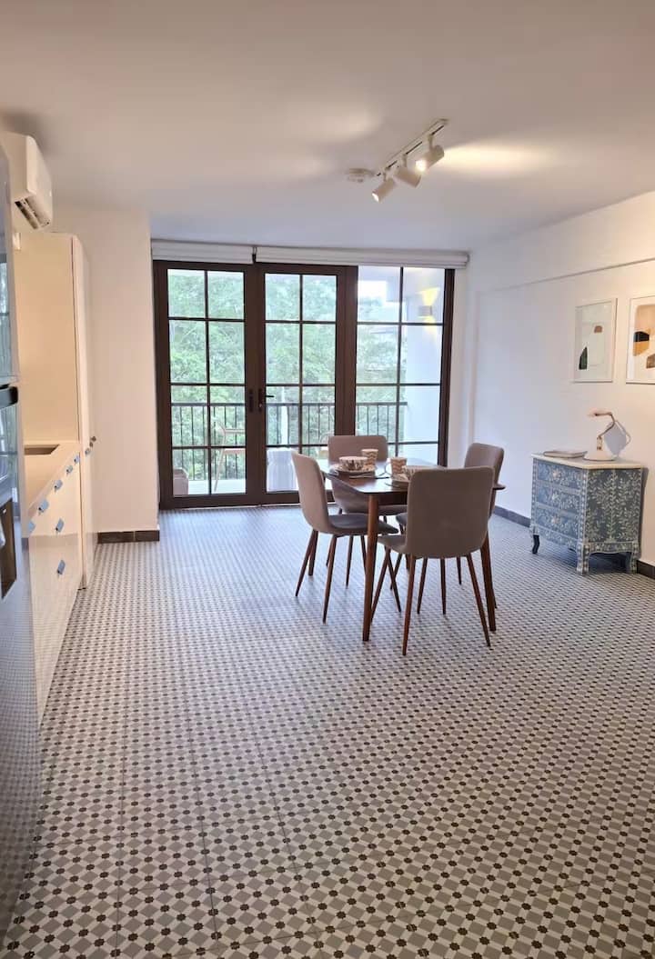 Casco Antiguo Apt W/ Balcony, Plaza Santa Ana View - Panama