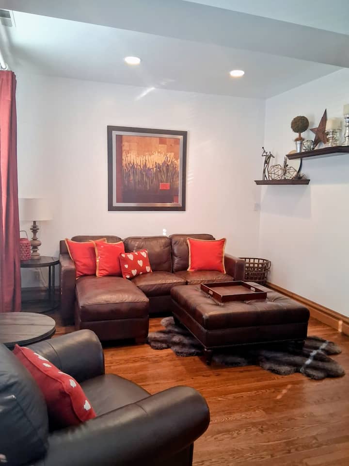 Wrigleyville Retreat-walk To The Stadium - Chicago