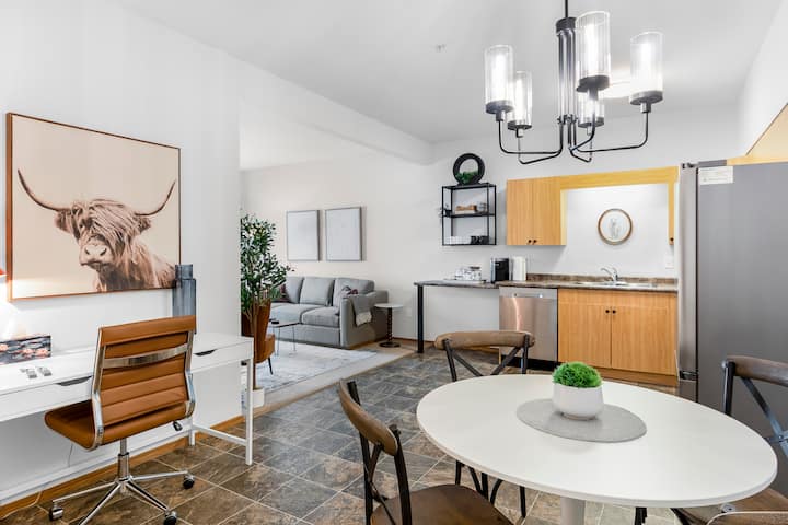 Parkview Condo Near Hospital - Canada