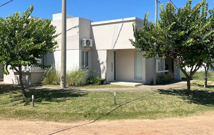 Casa Moderna Y Confortable Muy Cerca De Todo. - Chajarí