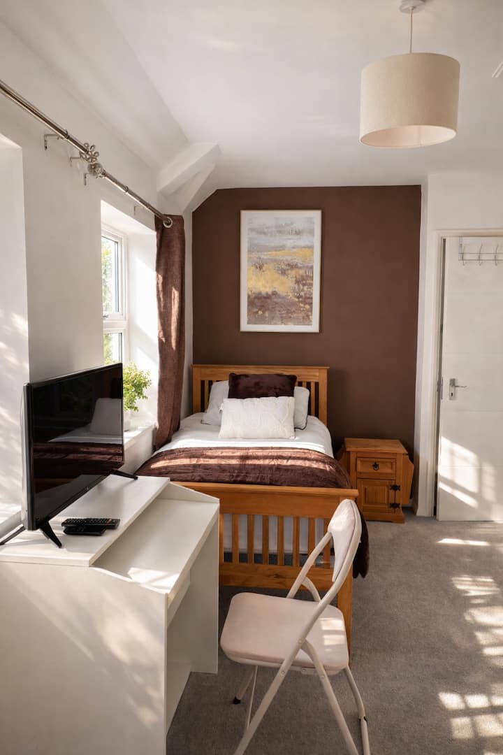 Sleeps 2 | Hotel Style & Hot Tub | Reading - Wokingham