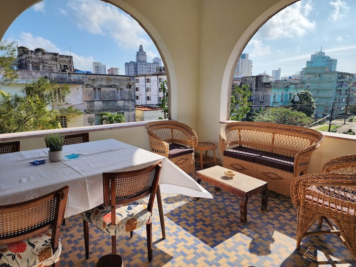 Entire 1945 Renovated Gem With Balcony Views - 쿠바