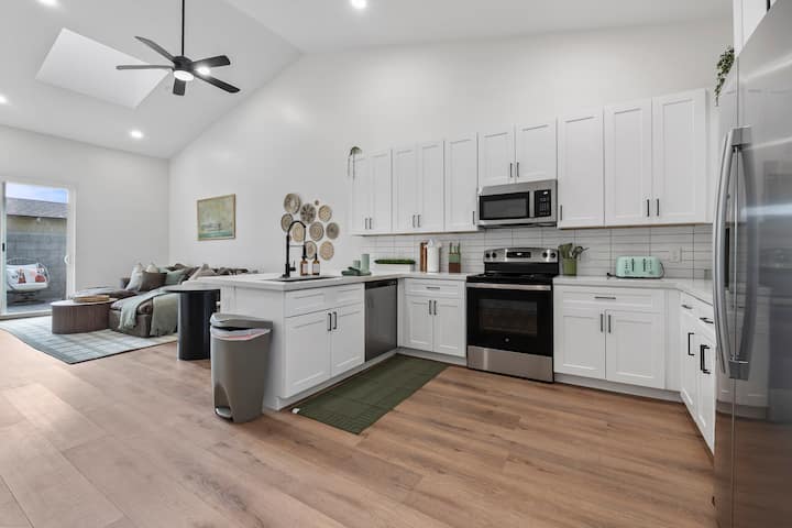 Downtown Chandler Gem - 3 Min Walk - Chandler, AZ