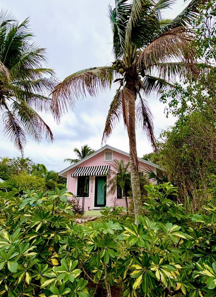 Classic Writer's Cottage - Riviera Beach, FL