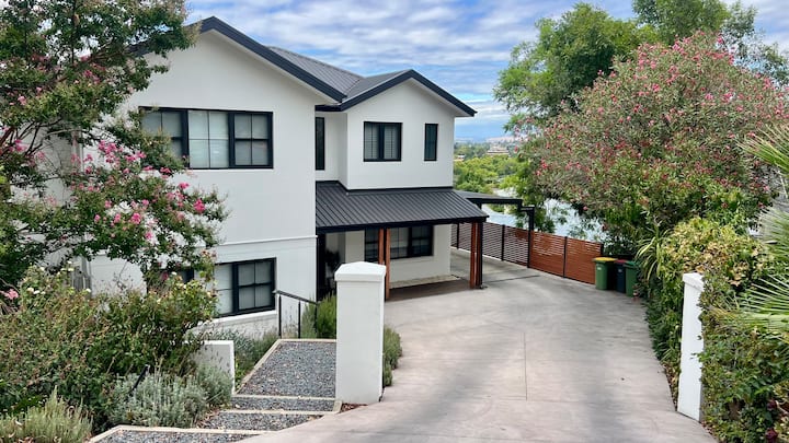 Centrally Located Pristine House On The Hill - Albury
