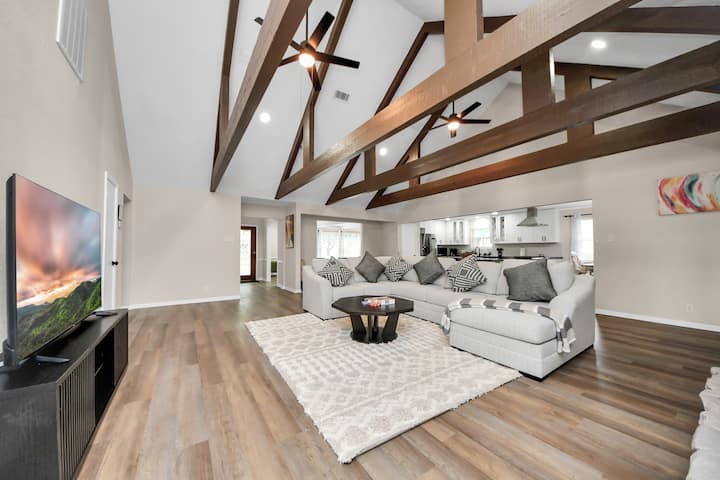 Modern Home, Game Room, Pool Table, Stylish Bath. - Houston, TX