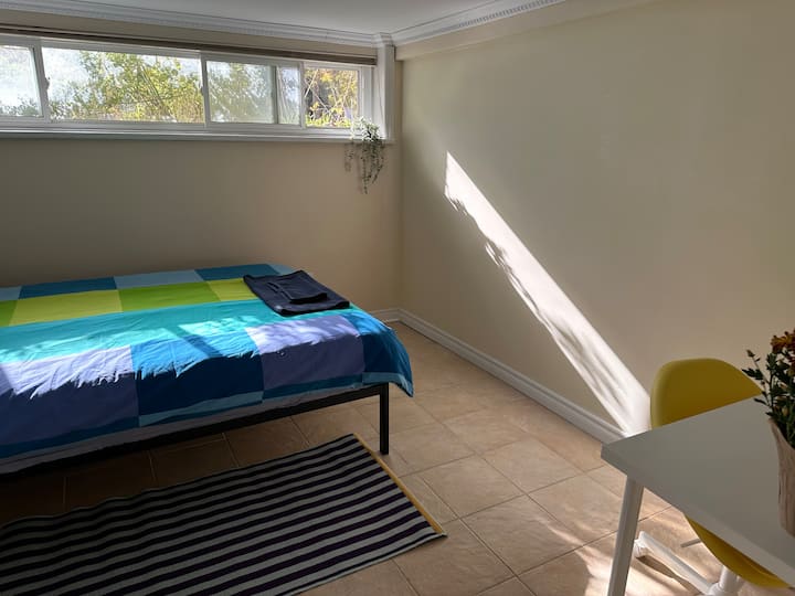Quiet And Comfortable 3-bedroom Lower-level Stay - Ontario