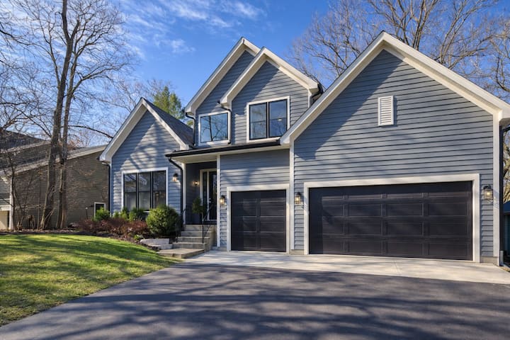 Luxury Executive Retreat | Gym & Dual Office - Crystal Lake, IL