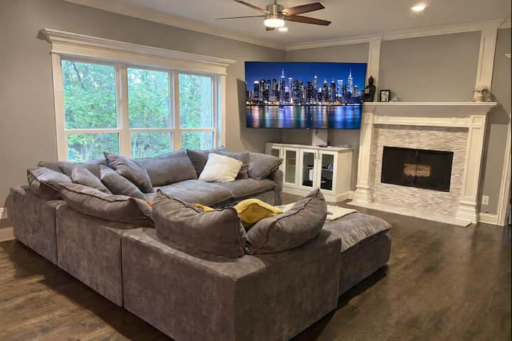 Luxury Executive Retreat | Gym & Dual Office - Crystal Lake, IL