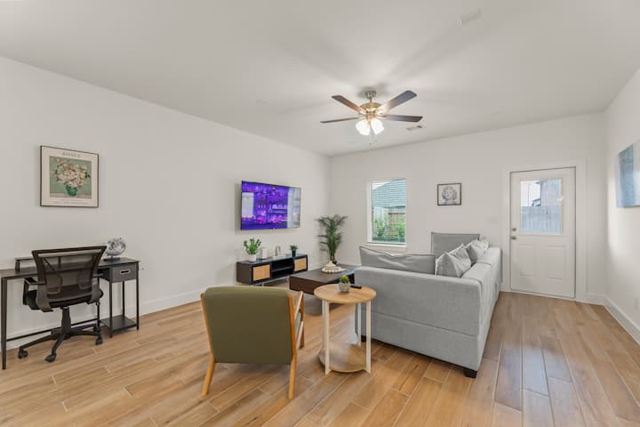 Warm Elegant Winter Stay | Blazing Fast Wi-fi - Pearland, TX