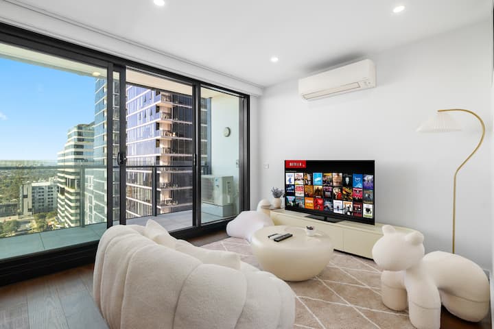Stylish 2br Box Hill Stay | Mountain View · Gym - Box Hill