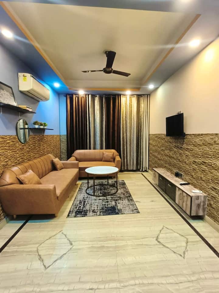 2bhk Premium Airbnb Near Fortis | Netflix & Chill - Noida