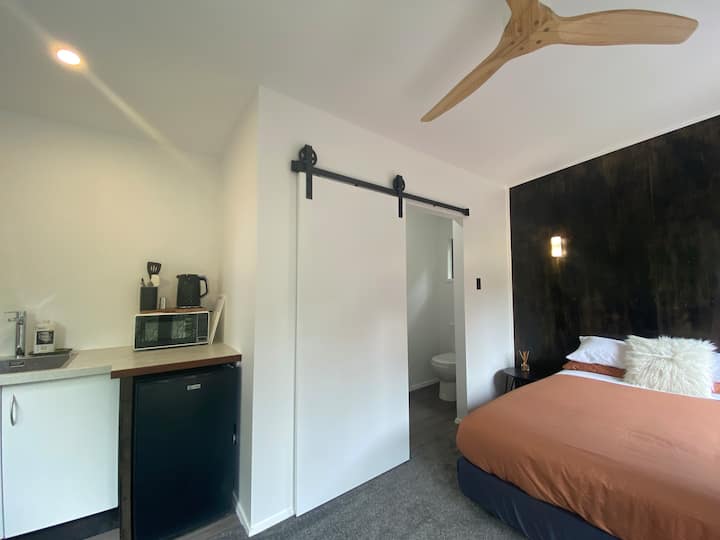 Scandi Inspired Tranquil Cabin - Governors Bay