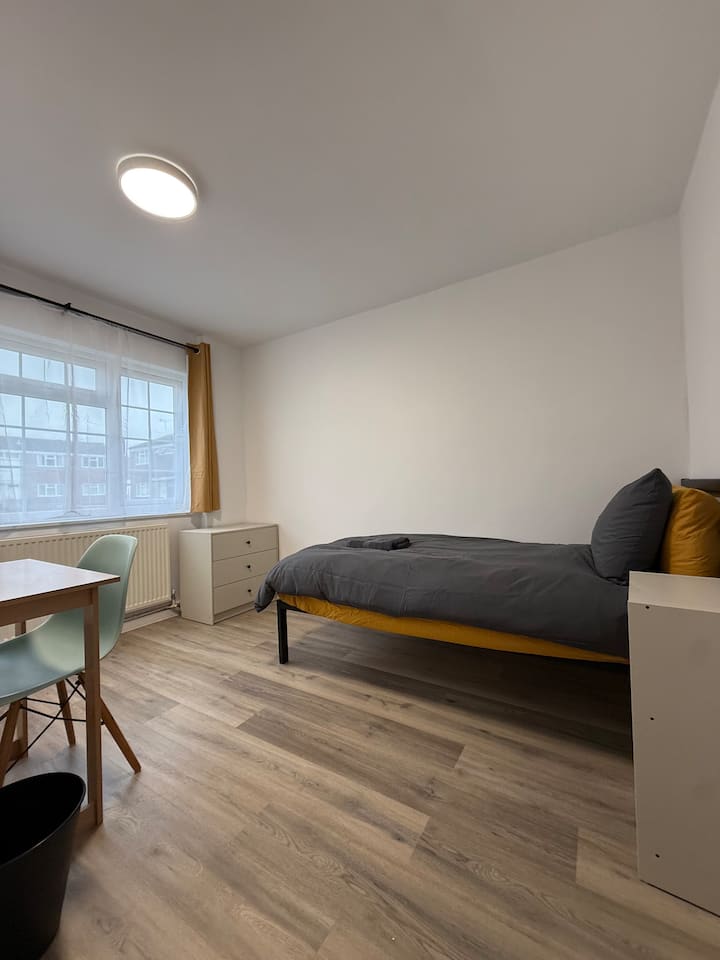 Treves Green - Simple 5-bed House - Aylesbury