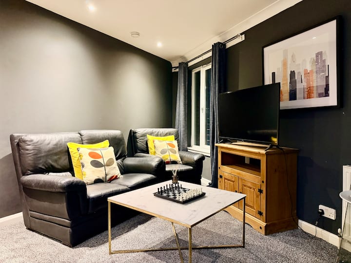 Stadium Residency | 4br | Free Parking | Sleeps 8 - Edinburgh