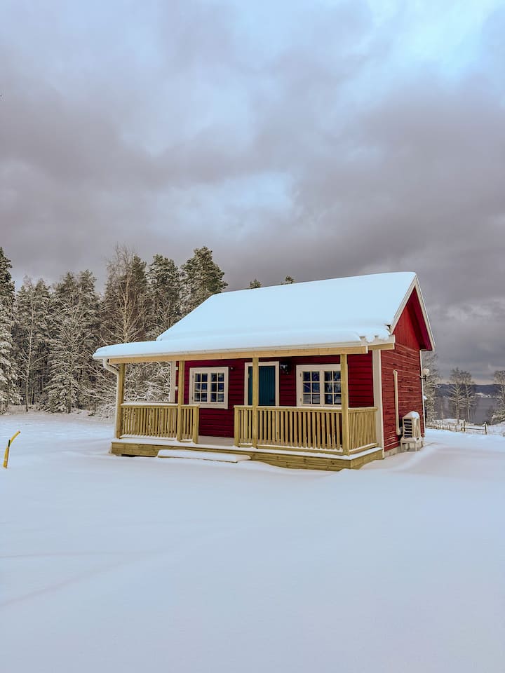 Cosy Garden Stuga · Private Lake Access - Arvika