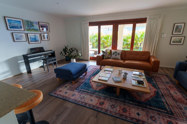 Private Ensuite — Walk To Lake & Dining - Redcliffe