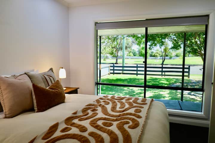 Tocumwal’s Little Gem With Pool & Outdoor Dining! - Cobram