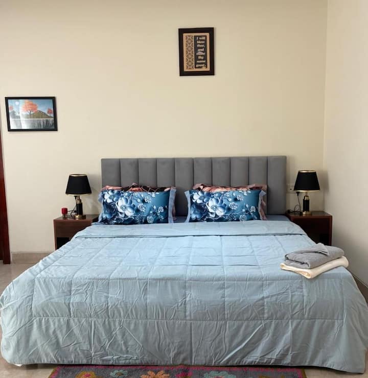 Plush Room Retreat In South Delhi - 델리