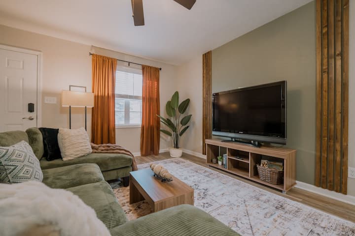 Two Bedroom Home With Large Fenced Backyard - Urbana, IL