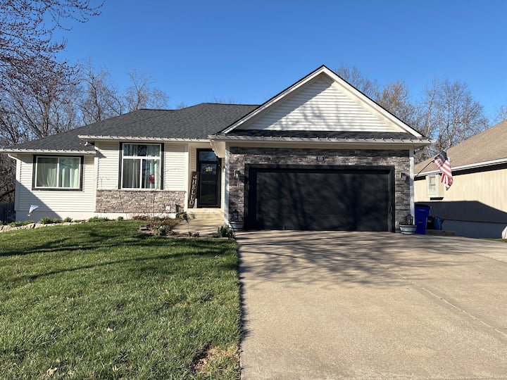Lodge Style Basement Guest Suite - Dogs Allowed - Kansas City, MO