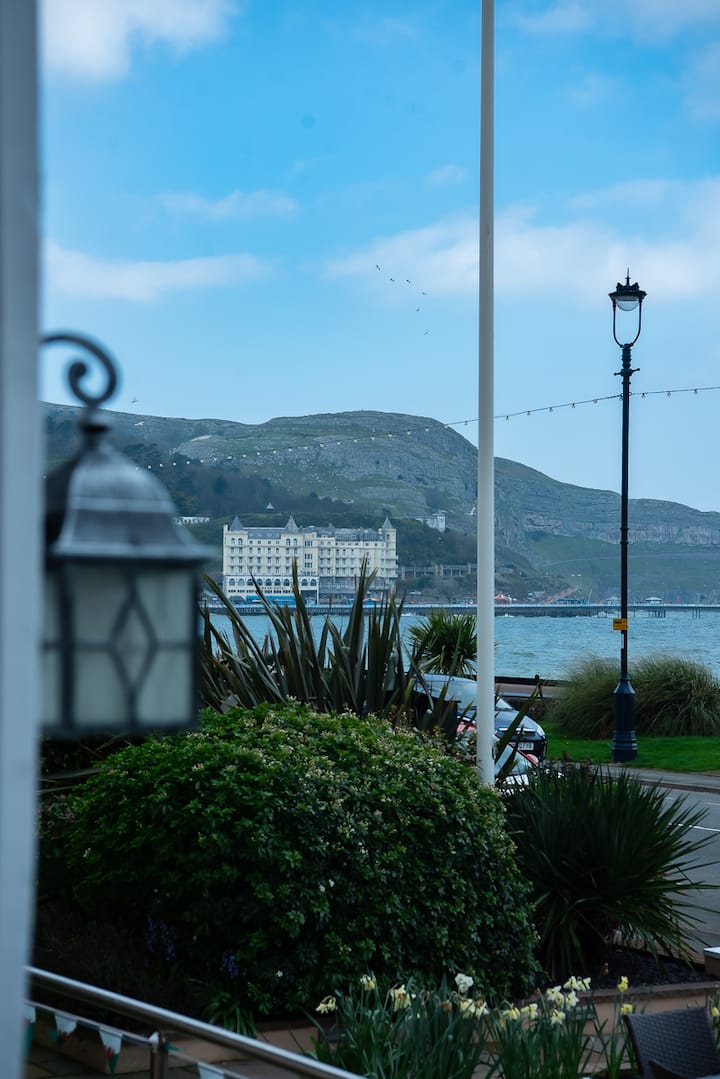 Victorian House On The Promenade With 11 Bedrooms - Llandudno